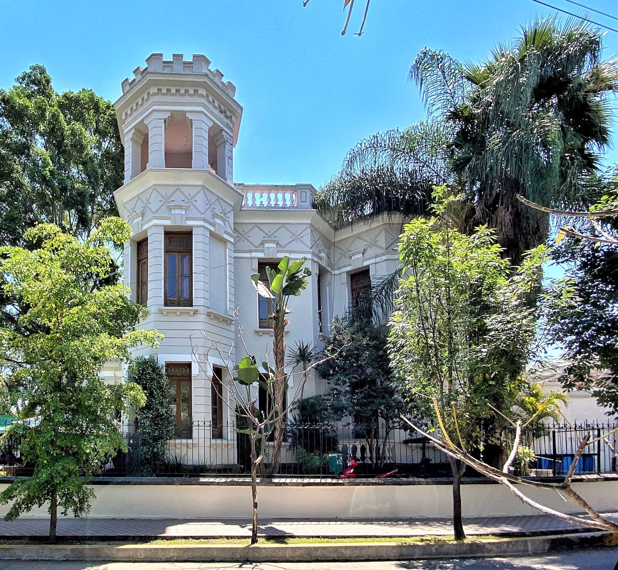 Libertad 1705 Chalet Izábal Iriarte Revisiones De Guadalajara